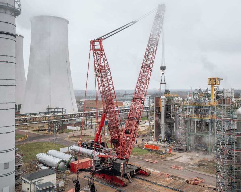 Reactor replacement over a long distance | Mammoet case study