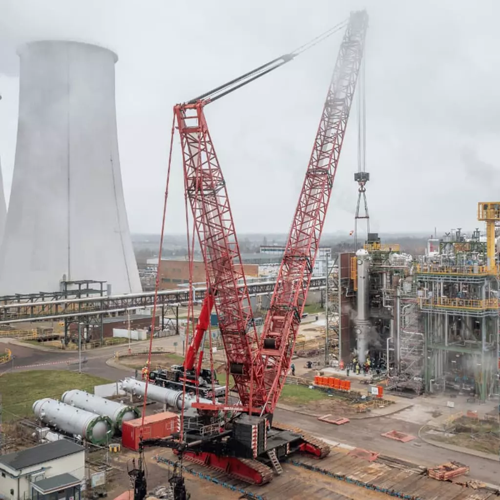 Reactor replacement over a long distance | Mammoet case study