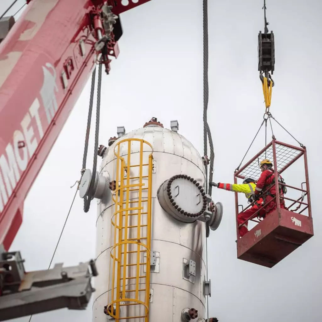Reactor replacement over a long distance | Mammoet case study