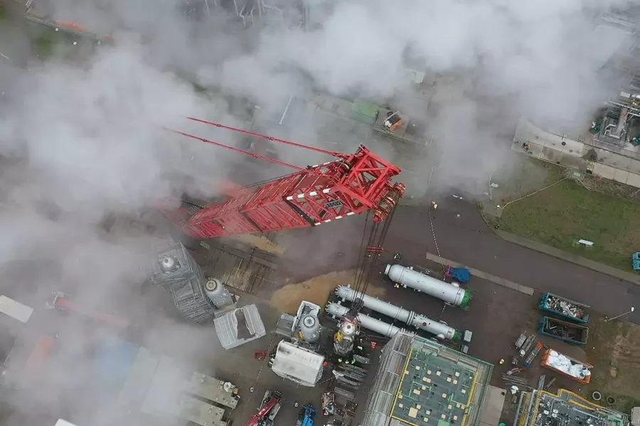 Reactor replacement over a long distance | Mammoet case study