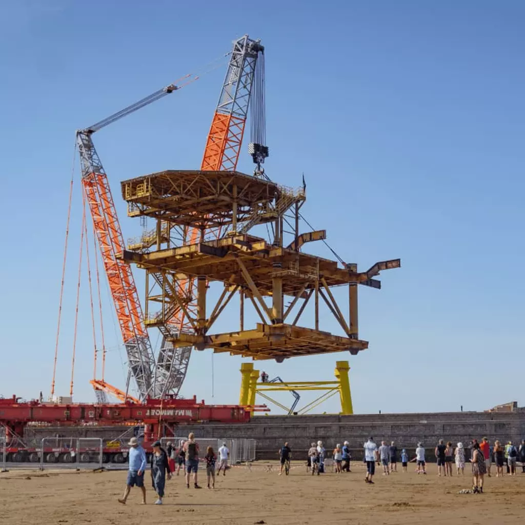 UK’s largest ever art installations | Mammoet Case Study