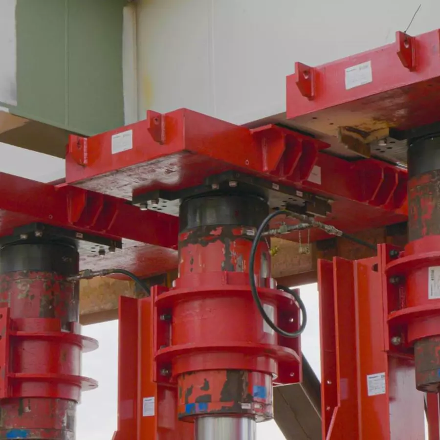 Symbolic railway bridge replaced | Mammoet case study