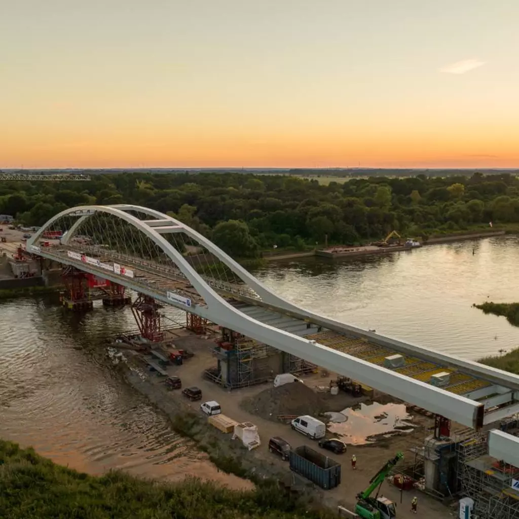 Symbolic railway bridge replaced | Mammoet case study