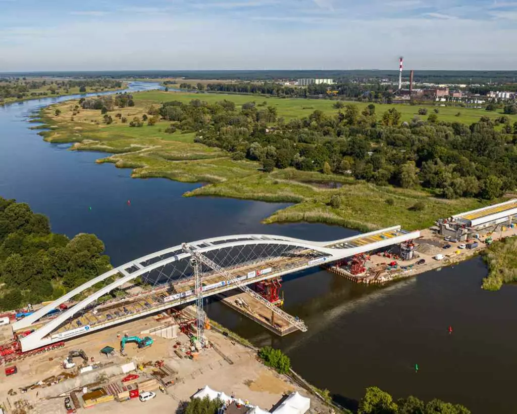 Symbolic railway bridge replaced | Mammoet case study