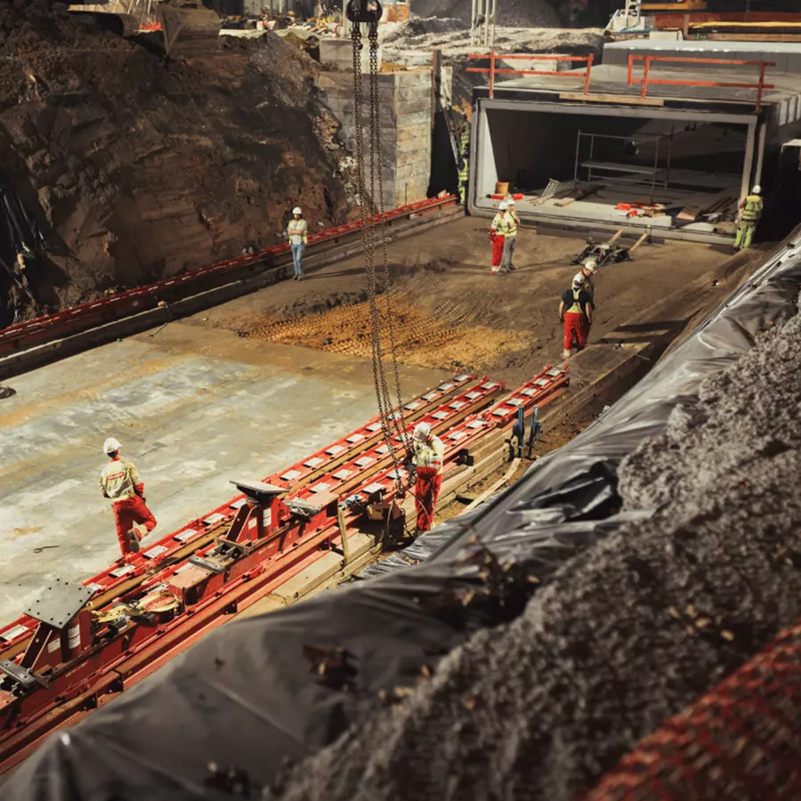 Tunnel section installed emissions free using battery power | Mammoet ...