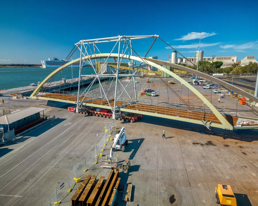 Brisbane active transport bridge installed with minimal disruption | Mammoet case study