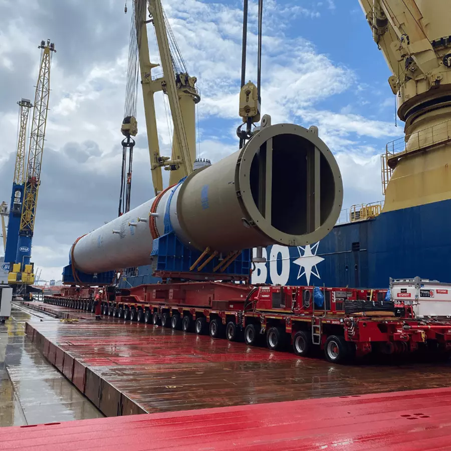 Record-breaking reactor installation for Lithuanian refinery | Mammoet ...