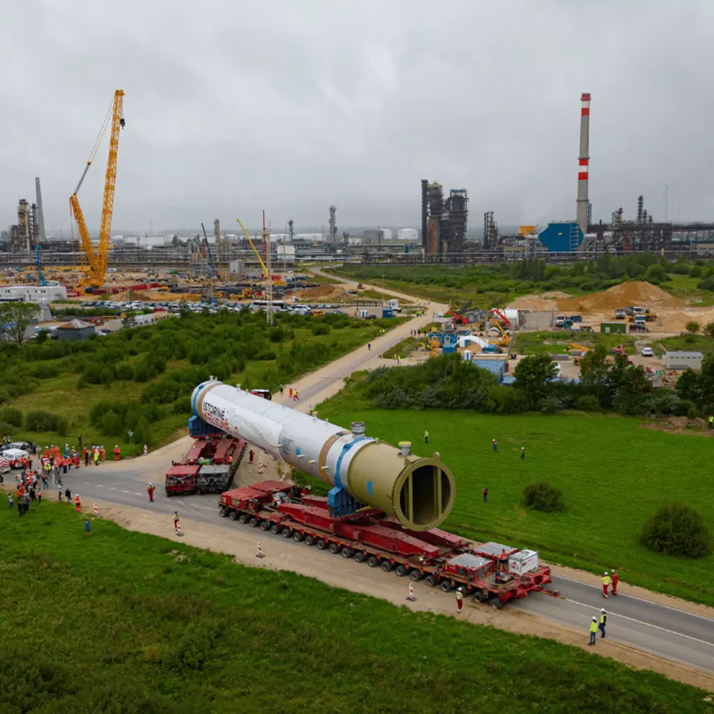 Record-breaking reactor installation for Lithuanian refinery | Mammoet ...