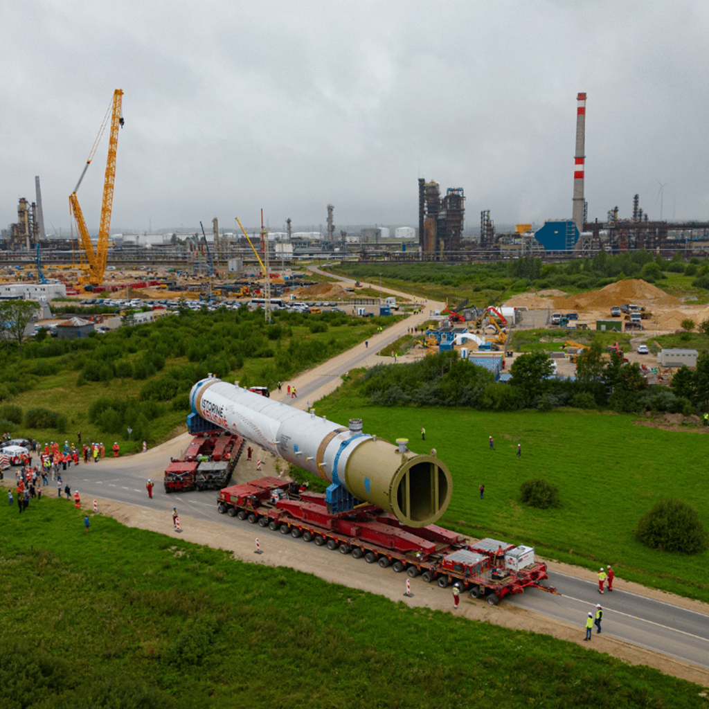 Record-breaking reactor installation for Lithuanian refinery | Mammoet ...