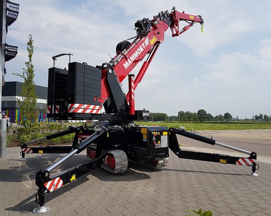 Hoeflon C10 mini crane | Mammoet equipment