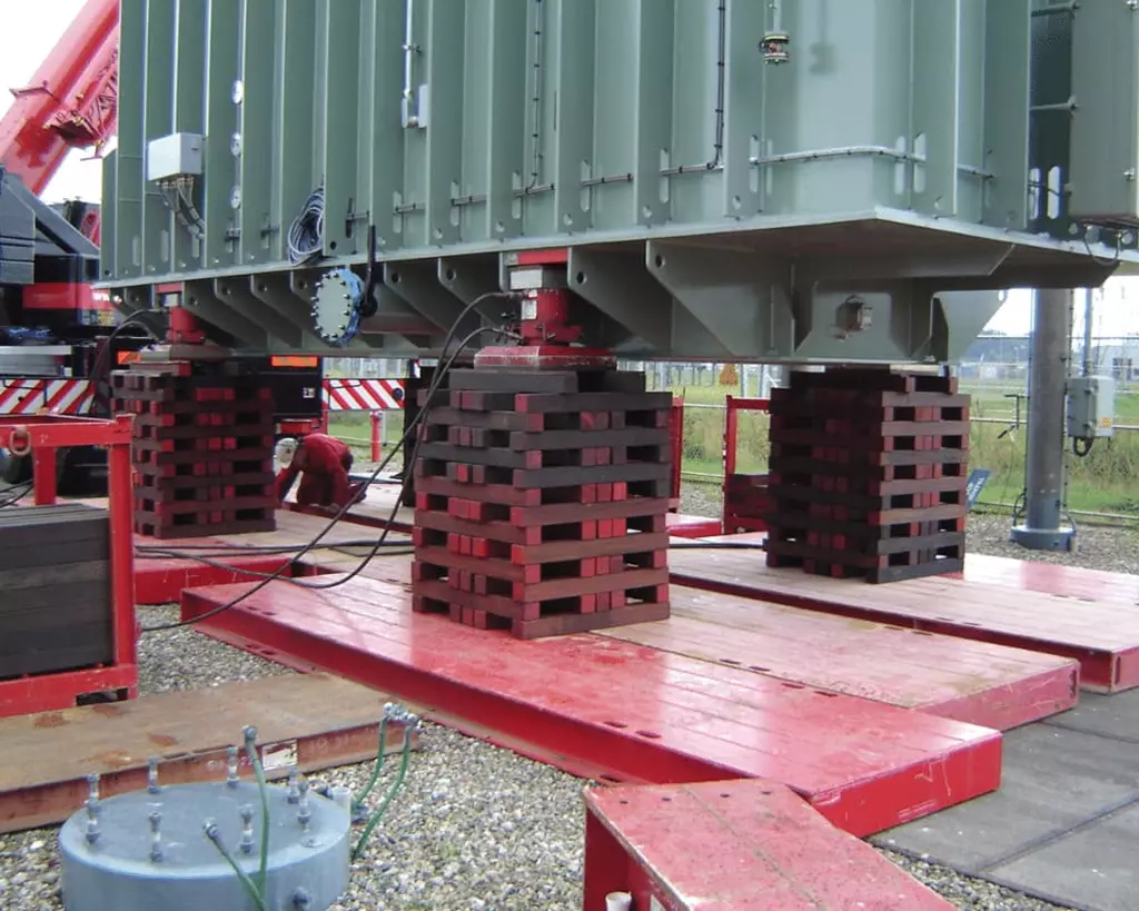 Hydraulic jacks system | Mammoet equipment