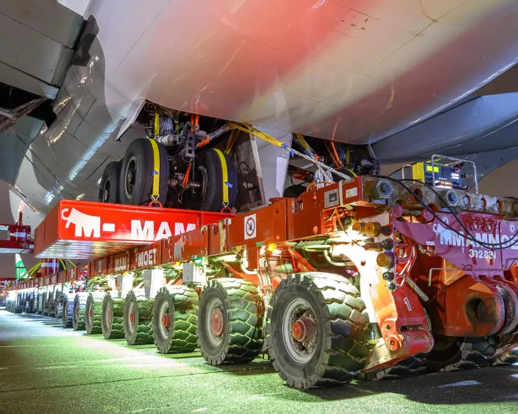 Self propelled modular transporter - SPMT | Mammoet