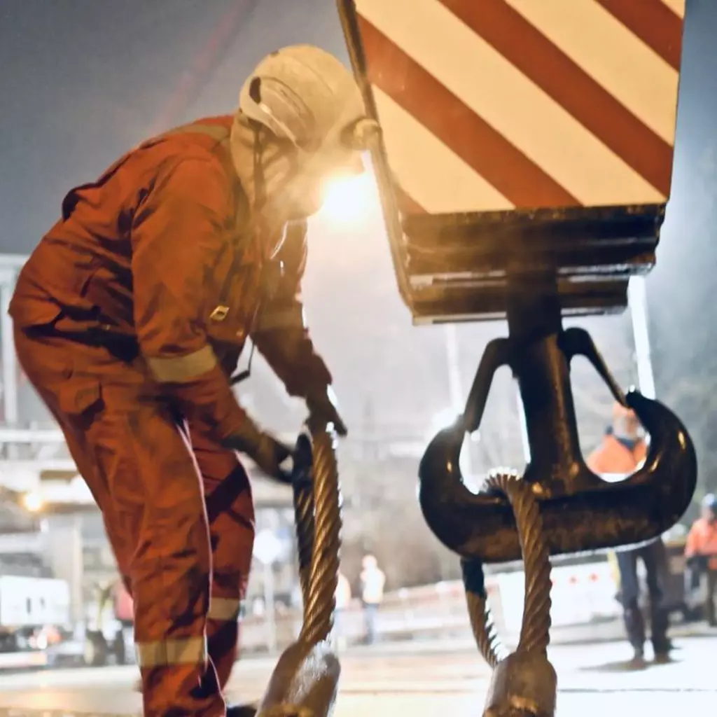 Heavy lifting with unique range of equipment | Mammoet
